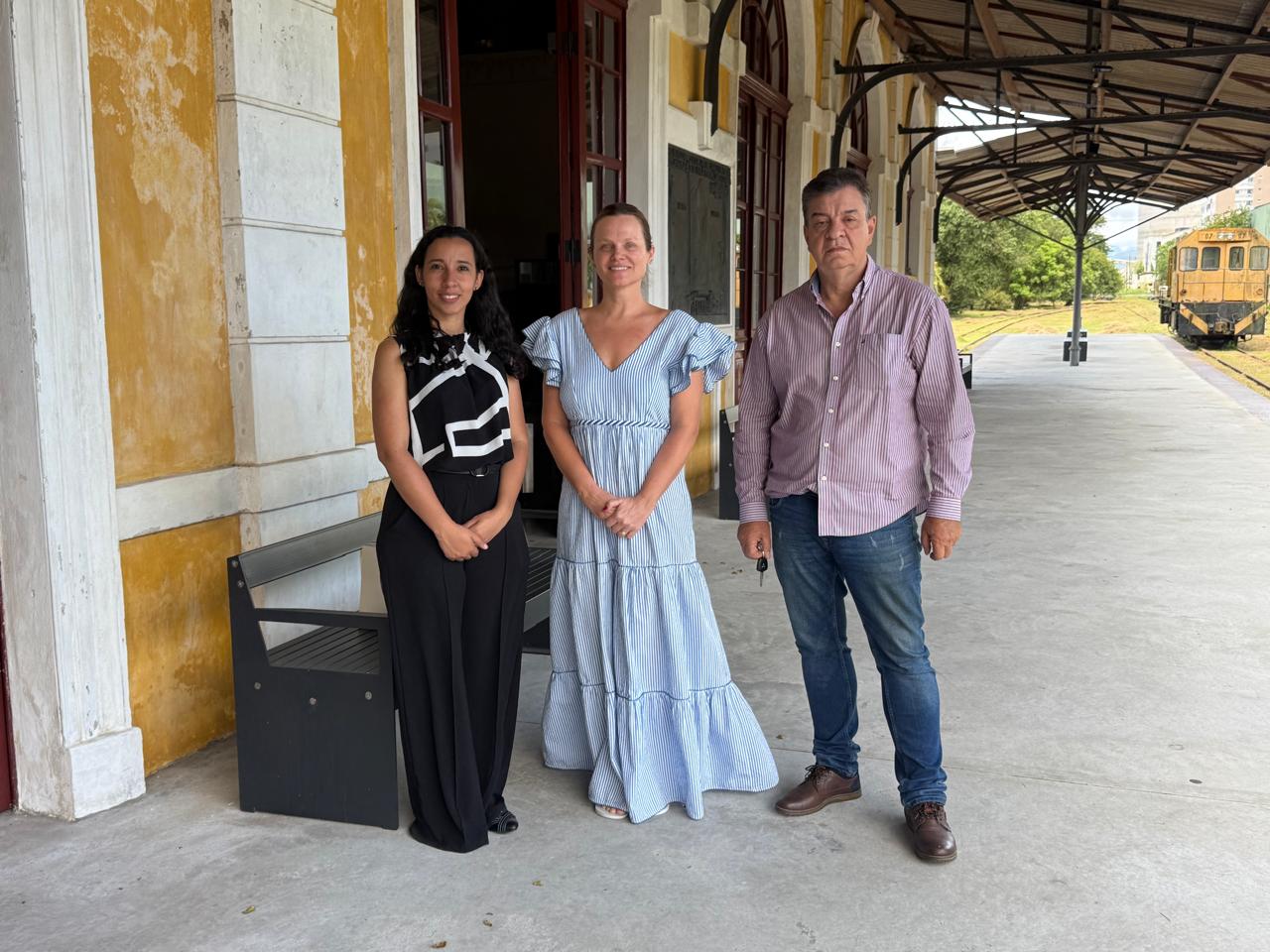 Neta de Célia de Souza Guetter visita a Estação Ferroviária de ...